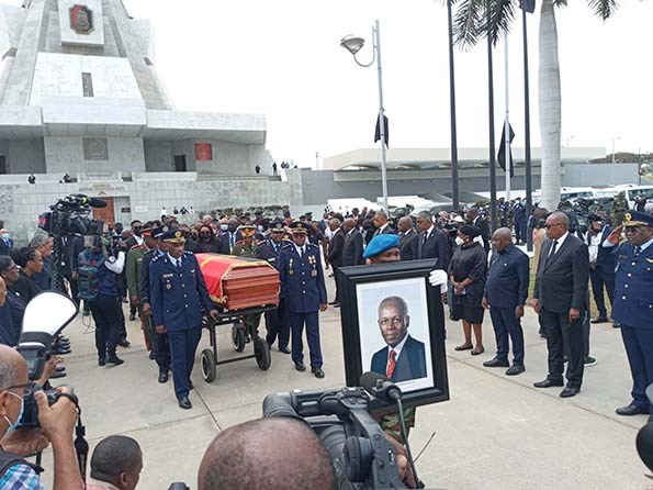 Funeral de JES: O que se disse nas cerimónias do adeus a José Eduardo ...