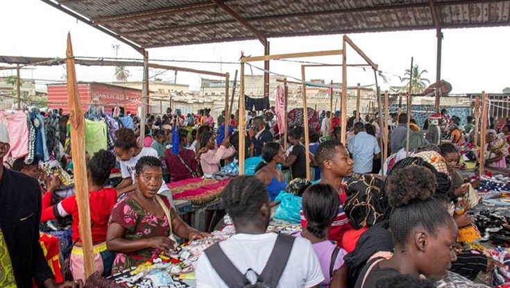Luanda está ″mais organizada e mais limpa″ - Nos mercados, bancadas ...