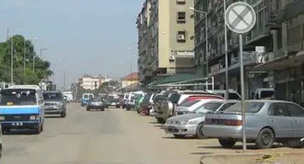 Luanda: Rua da Guiné, entre a Comandante Valódia e a Cónego Manuel das ...